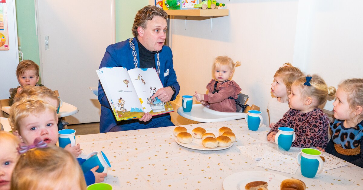 Deze bekende vader leest kinderen voor op dagverblijf: ‘Heb jij wel ...