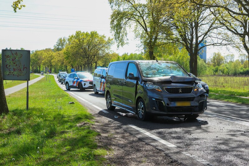 Flinke deuken in busje, ook auto loopt schade op door botsing in ...