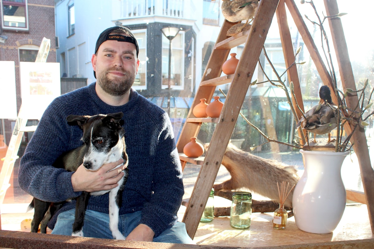 Julius (34) begeleidt vastgelopen jongeren op eigen landje en in winkel ...
