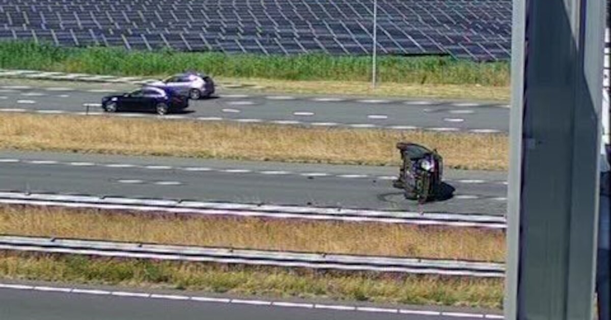 Rijbaan A1 richting Amsterdam gesloten nadat auto op zijkant belandt op ...