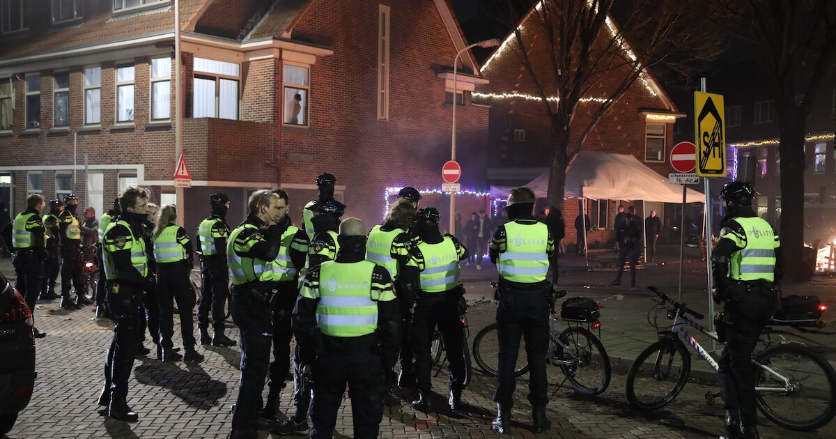 Vader gooide met fietsen en kerstbal naar de politie tijdens jaarwisseling: cel en werkstraf ...