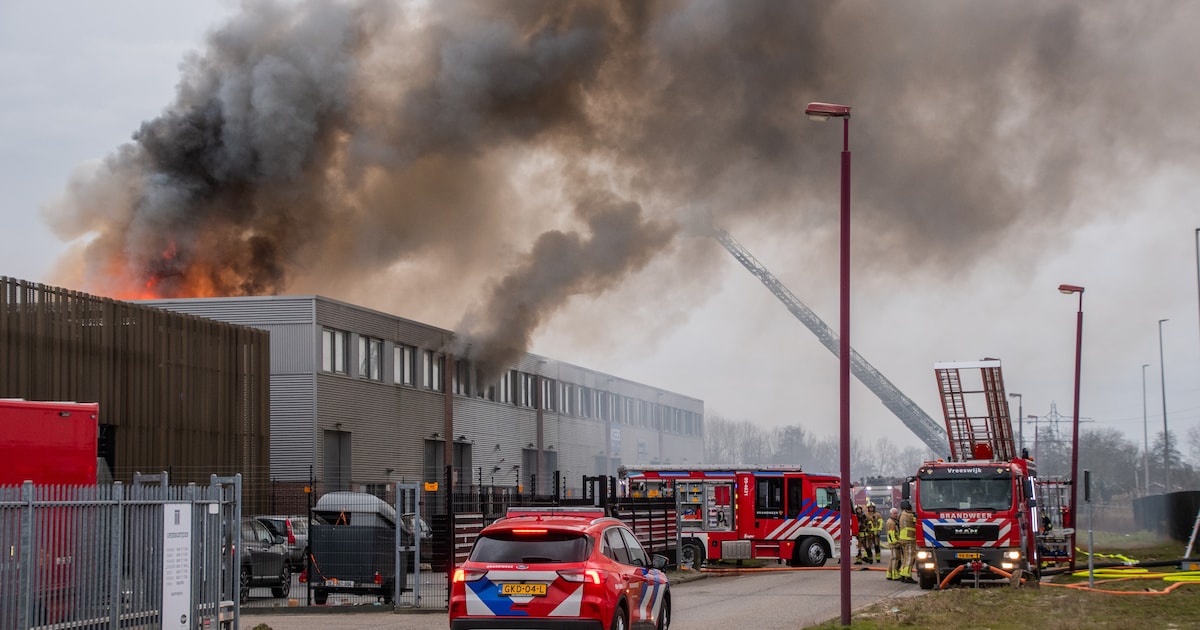 Zeer grote brand bij bedrijfsverzamelpand in Nieuwegein onder controle ...