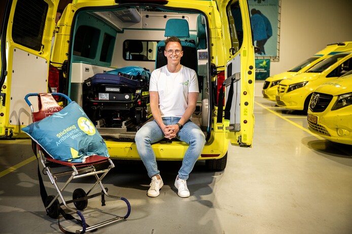 Stichting Ambulancewens krijgt grootste donatie ooit: 22 nieuwe ambulances | Rotterdam | AD.nl