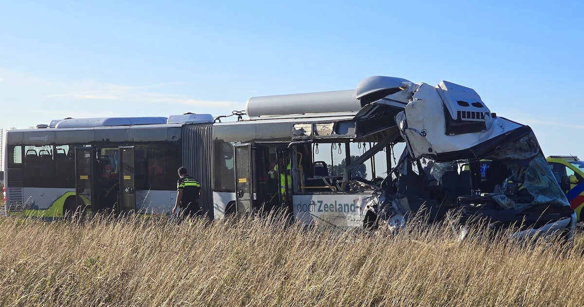Lijnbus klapt hard achterop vrachtwagen in Zeeland: 17 gewonden ...
