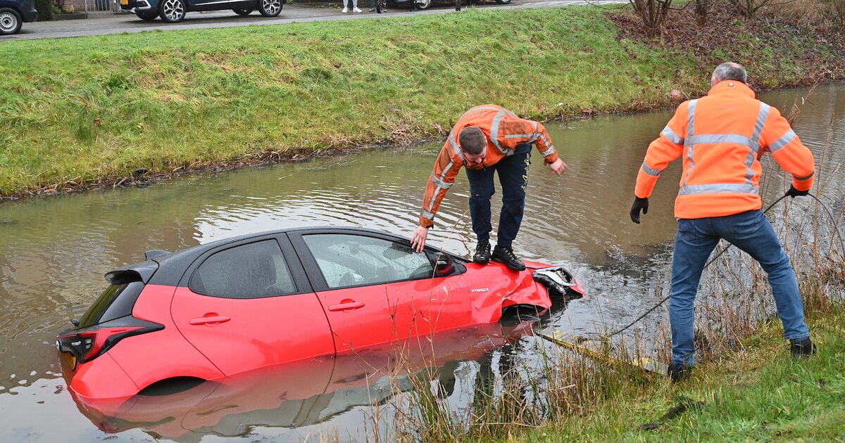 Auto belandt in het water bij botsing met andere auto in Breda | Breda ...