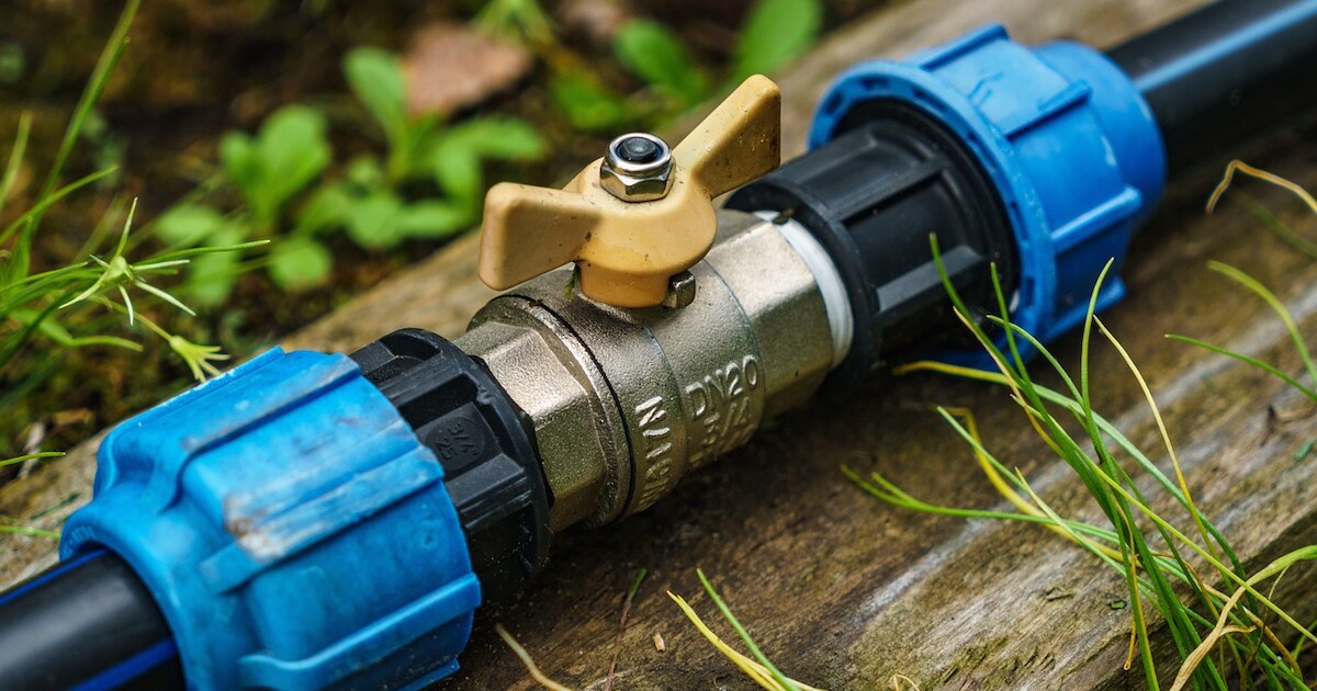 Waterleiding gesprongen bij werkzaamheden in De Bilt | Regio | AD.nl