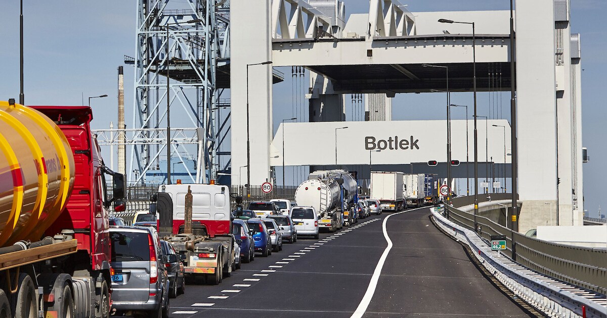 Rijkswaterstaat voor rechter gesleept om Botlekbrug | Voorne-Putten | AD.nl
