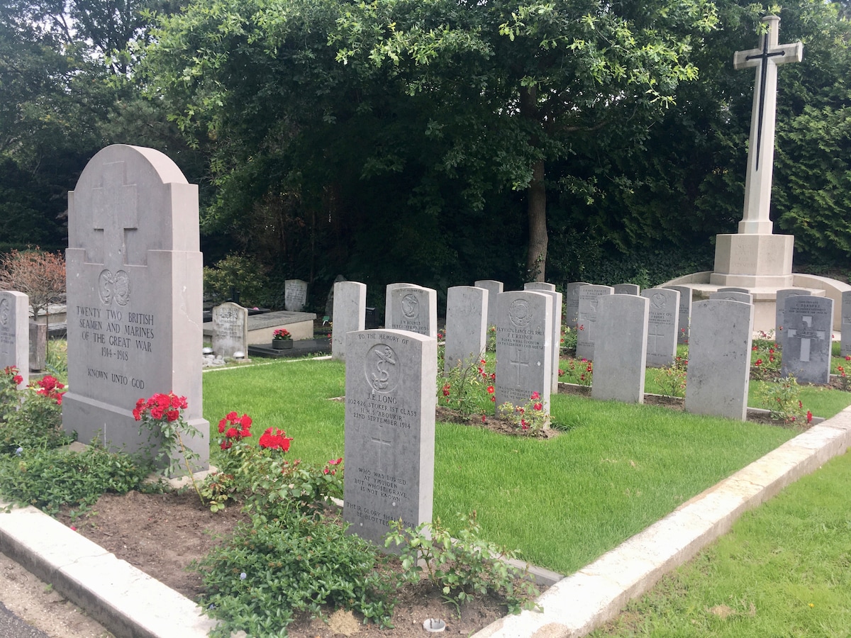 Medewerker Haagse begraafplaats verdacht van diefstal uit graven | Foto ...