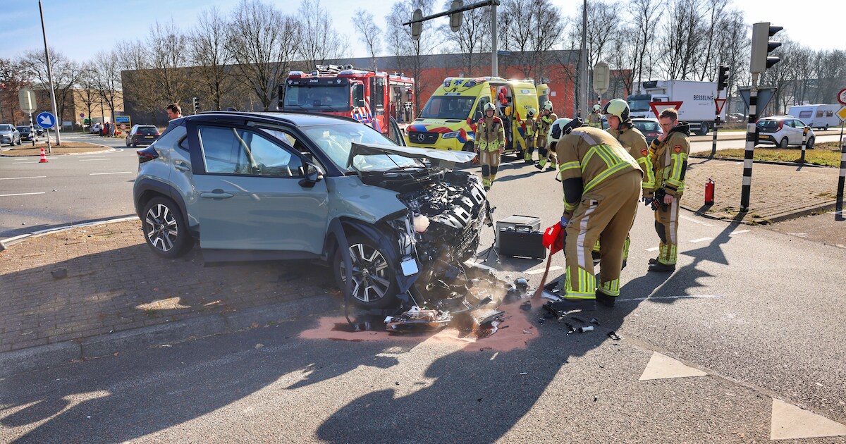 Twee auto’s in botsing op kruising N413 bij Soesterberg | 112 nieuws Soest | AD.nl
