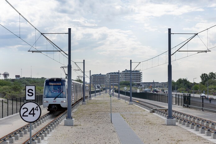 Hij rijdt! Eerste testmetro tuft zonder problemen naar nieuw station ...