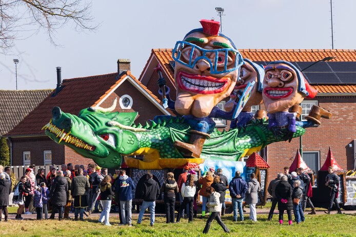 Kijk hier naar de foto's van de optochten in Rosmalen, Nuland, Vinkel ...
