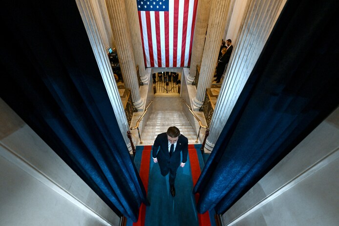 Let op Barron Trump, de 2,06 meter lange zoon: ‘Hij wordt klaargestoomd ...