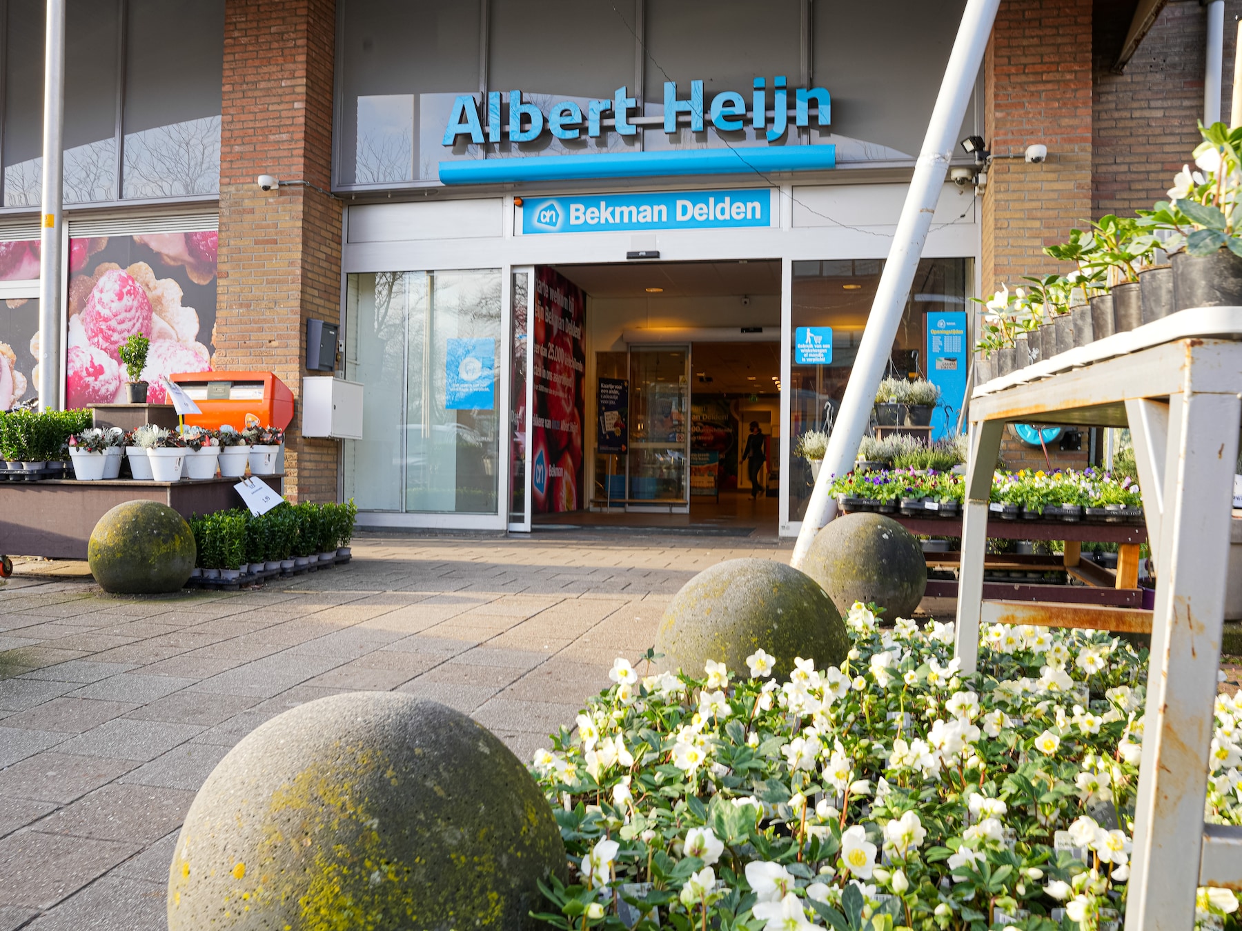Twee jongens (17) opgepakt na schietpartij voor school in Amsterdam ...