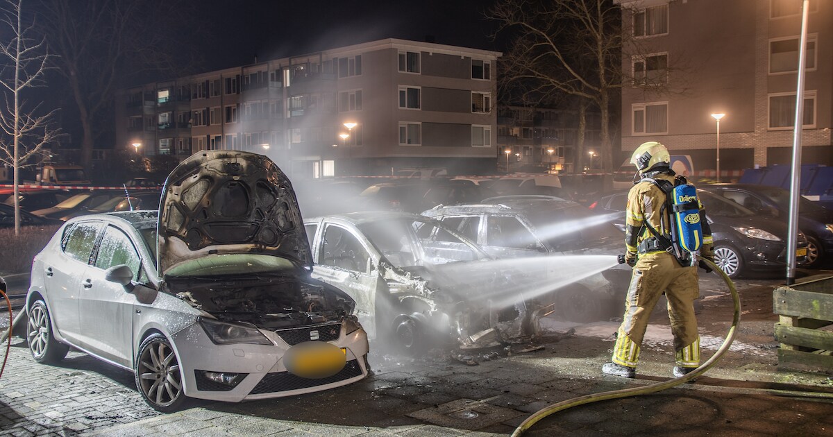 Brandweer gaat drie brandende auto’s bij flatgebouw in IJsselstein te ...