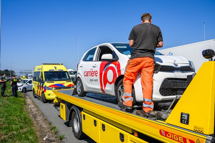 Drie auto’s botsen op elkaar op A16 bij Breda | Breda | AD.nl