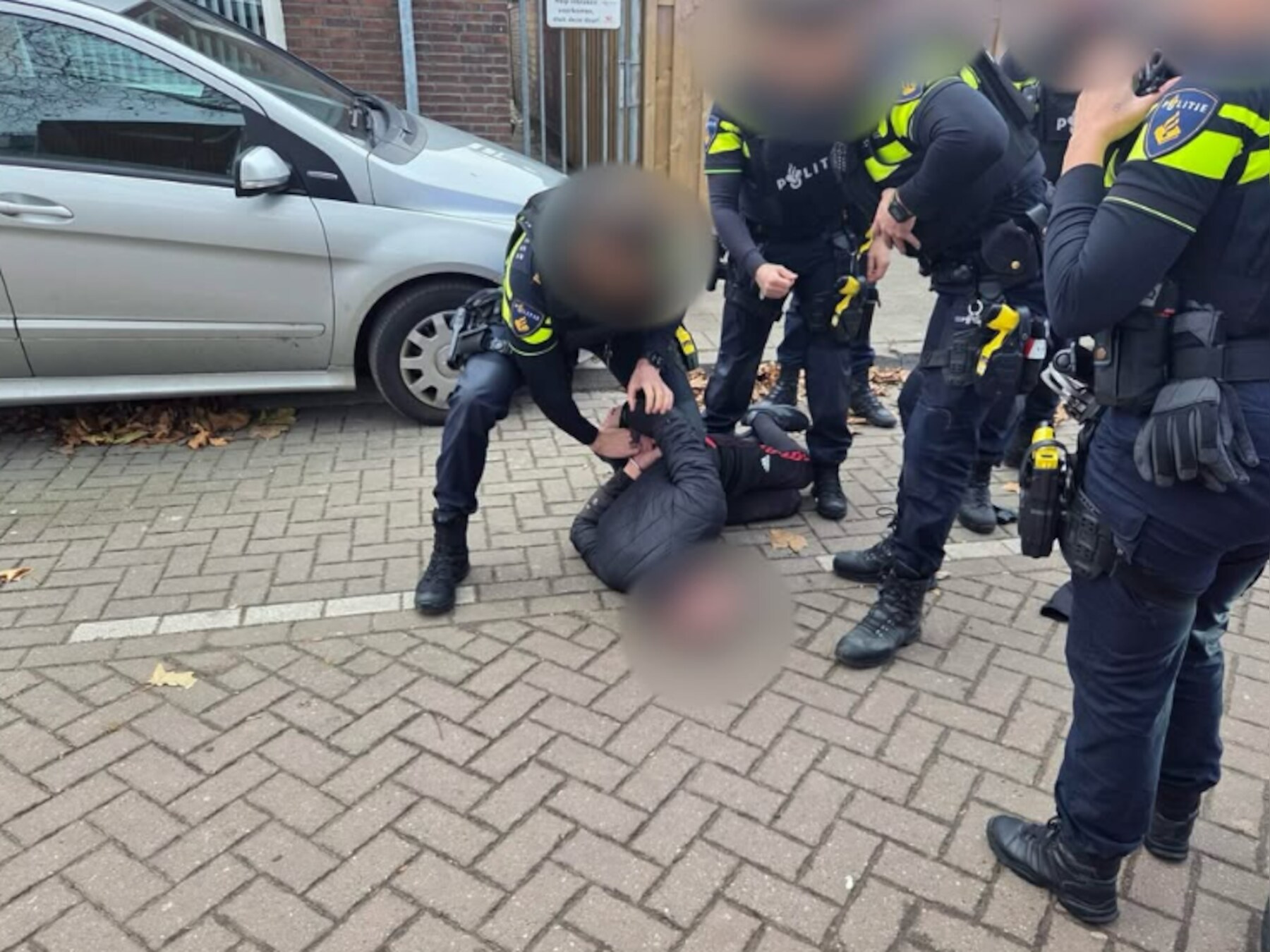 Vrijwilligers maken begin met optuigen Grootste Kerstboom en hangen 120 ...