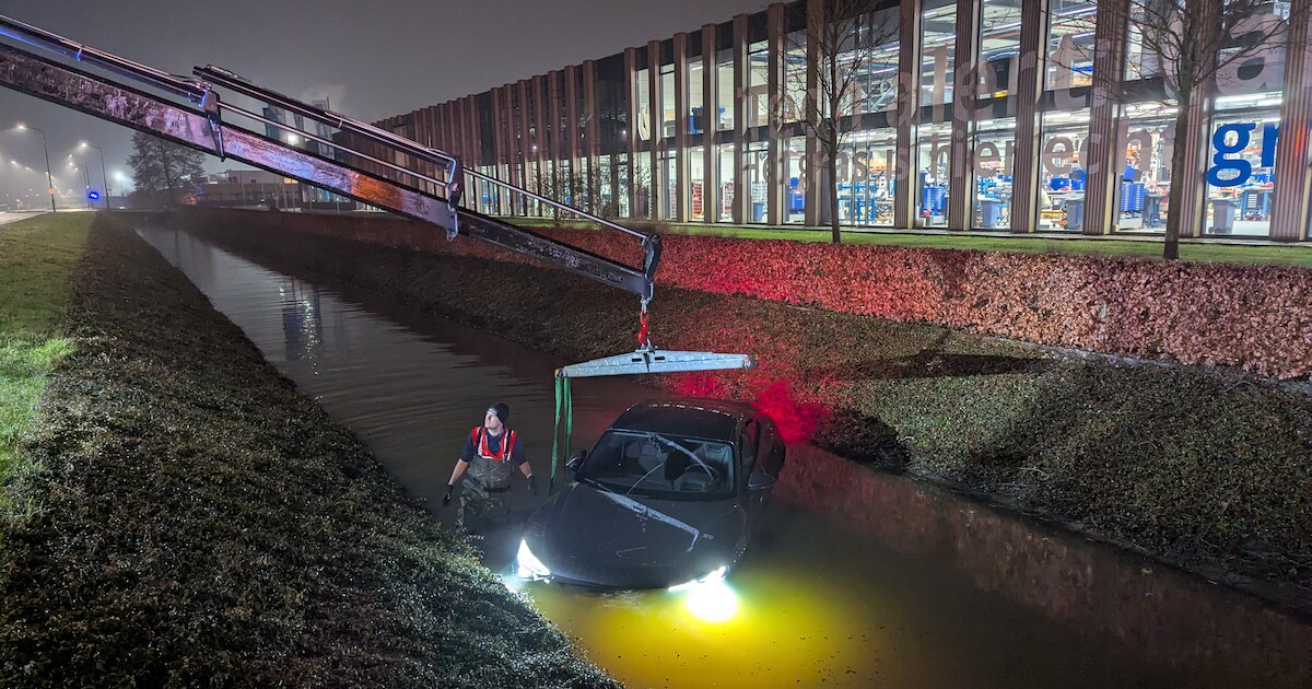Automobilist rijdt met dure bolide de sloot in, dan rijden andere ...