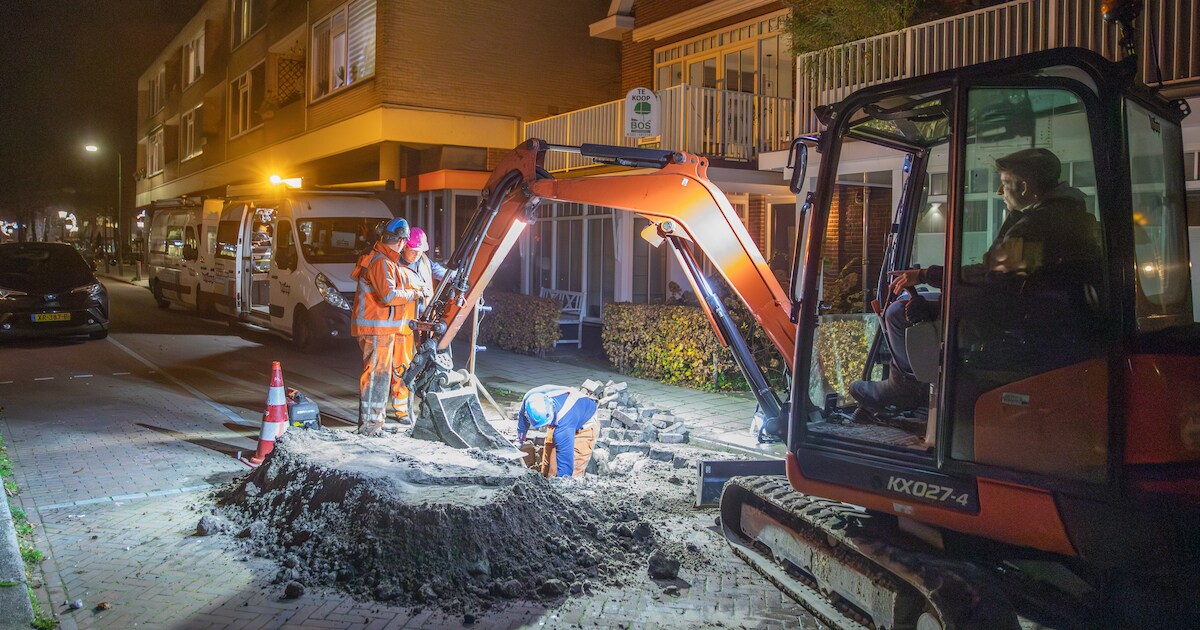 Centrum van Baarn zat uren zonder water door gesprongen waterleiding ...