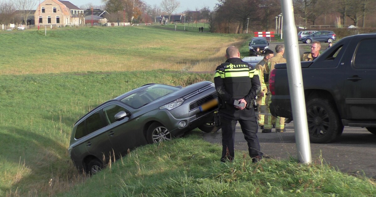 Auto belandt in greppel langs Zwaardslootseweg | Zoetermeer | AD.nl