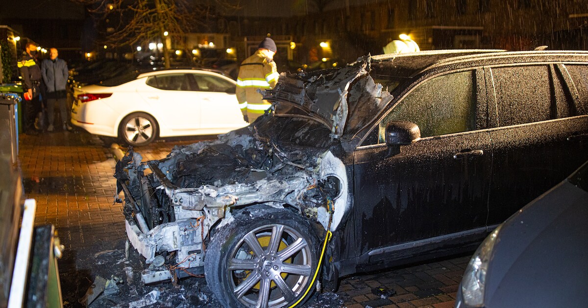 Weer twee autobranden in Zwolle: ‘Dit is het werk van een zieke geest ...