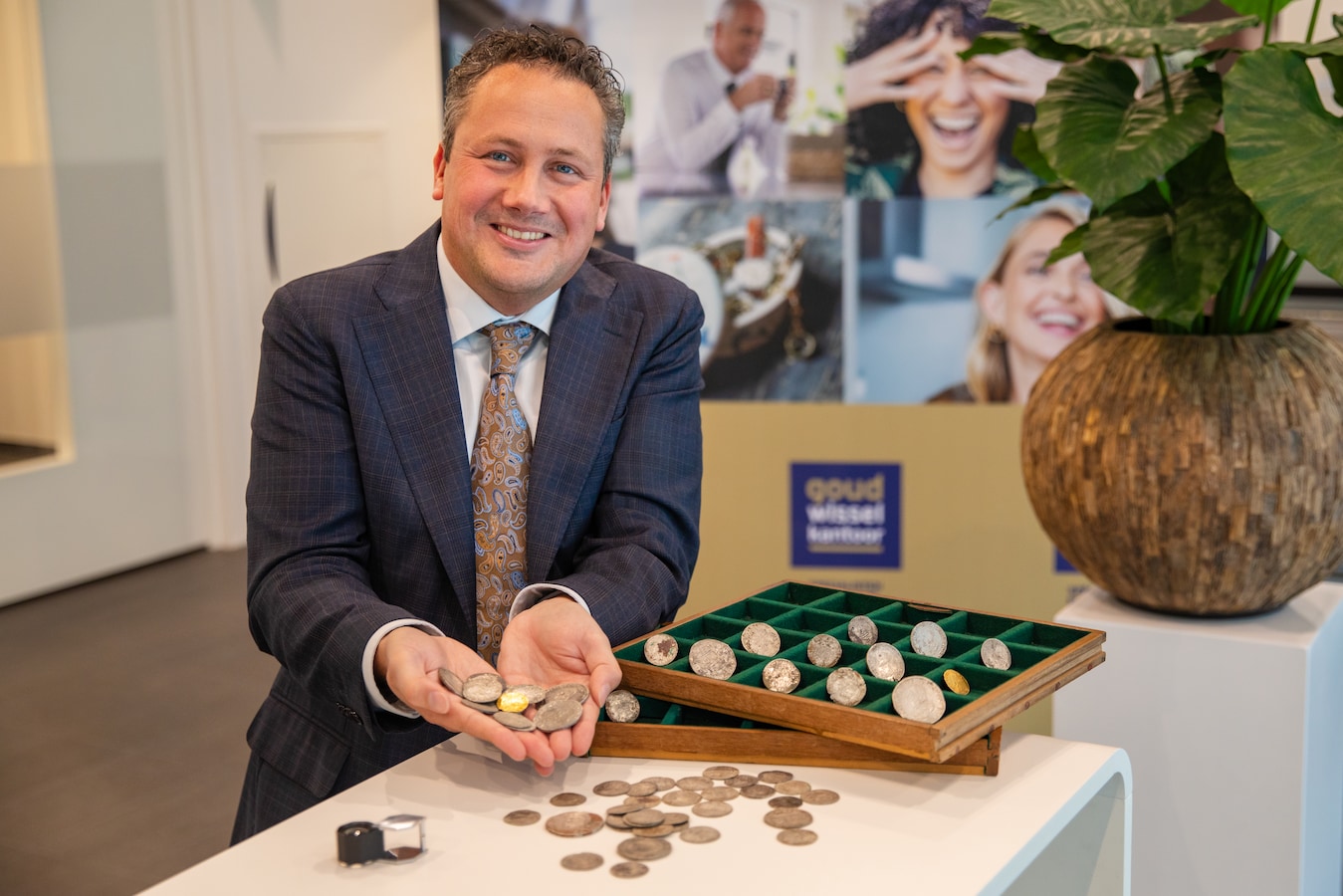 Bij het Goudwisselkantoor zijn je gouden tanden en je zilveren bestek ...