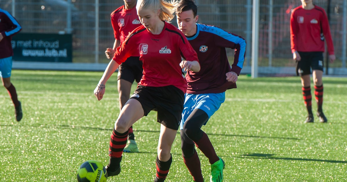 Puck (16) voetbalt bij de meisjes én de jongens: ‘Een nederlaag levert ...