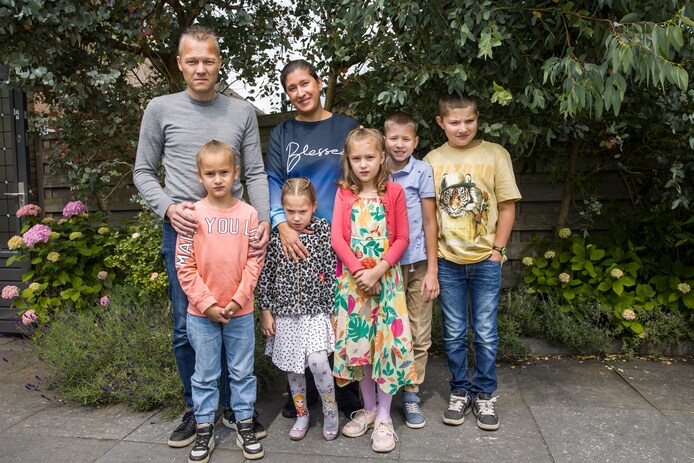 Astrid (42) geeft haar vijf kinderen geen mobiel: ‘Ik ben toch ook ...