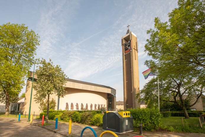 Gesloten Maria Koninginkerk in Baarn: symbool van de jaren 60 of ...