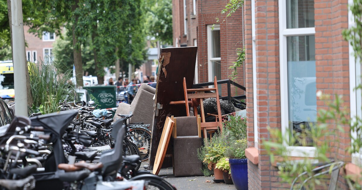Verwarde man gooit zijn meubels door het raam | Regio | AD.nl