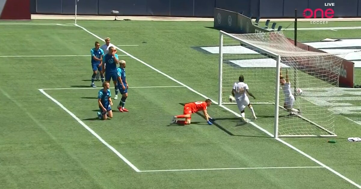 Bizarre misser in Canada: bal ligt op doellijn, maar speler schiet toch ...