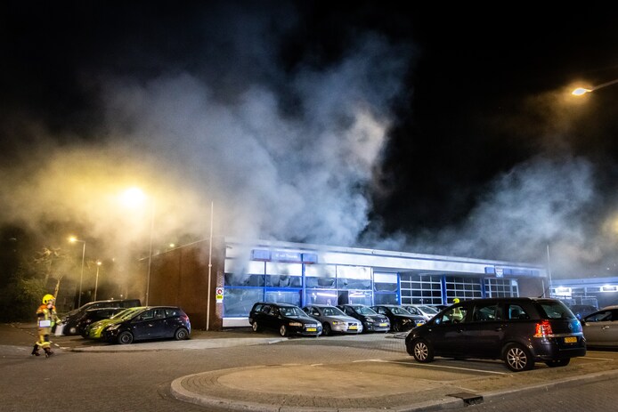 Grote brand in autogarage aan de Dwerggras in Rotterdam | 112 nieuws Rotterdam | AD.nl