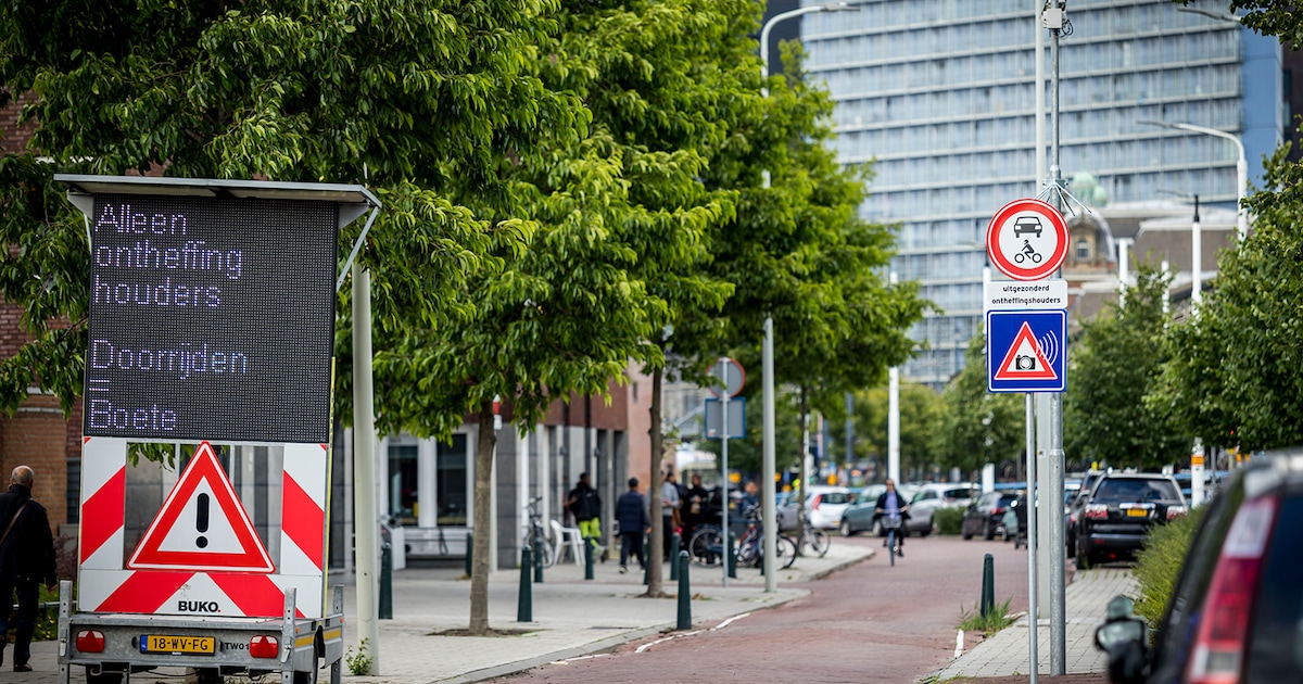 Sinds camera’s de pollers op Hoefkade en Parallelweg vervingen, stuurde ...