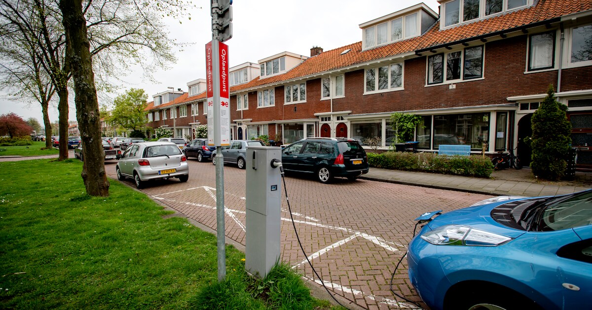 Bijna alle Utrechtse wijken krijgen er in komende maanden laadpalen bij ...