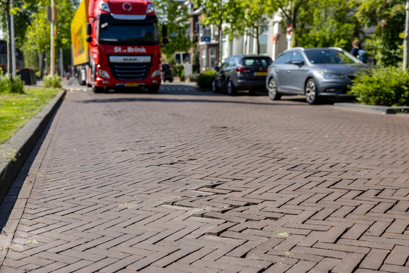 ‘Klimaatklinkers’ bij station Zwolle liggen schots en scheef en moeten ...