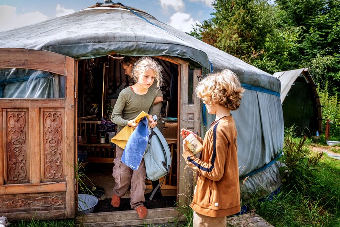 Elf leerlingen krijgen les in een yurt zonder elektriciteit en riool ...