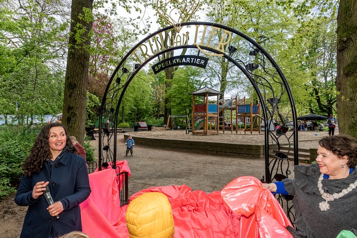 Buurt schrikt zich rot van ontwerp ‘schreeuwerige’ speeltuin met knalgele leeuwen: ‘Mailbox ...
