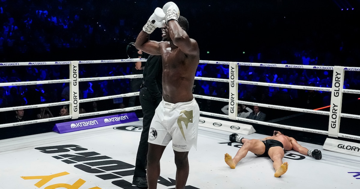 Spectaculaire knock-out: Mory Kromah plant knie op het hoofd van ...