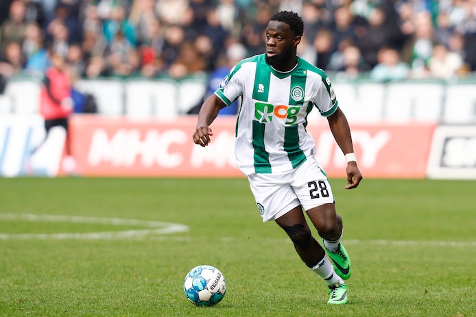 Oud-Feyenoorder Elvis Manu tekent tot einde van het seizoen in Volendam ...