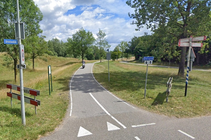 Verlichting en verbreding moeten dit smalle en levensgevaarlijke ...