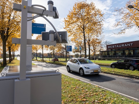 Nederlandse verkeersboetes hoog? Zoveel kost met je telefoon in de hand ...