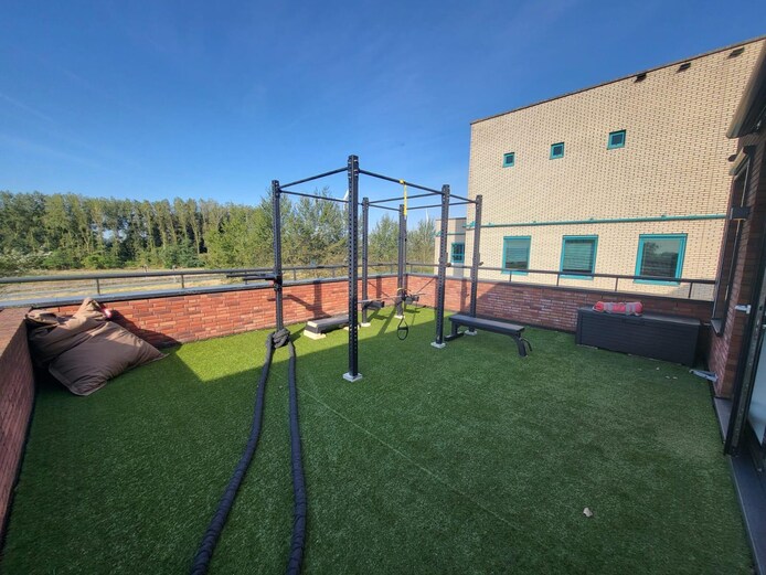 Sportievelingen testen fitnessapparatuur en volgen yogalessen bij open ...