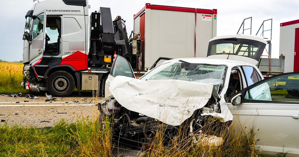 Automobiliste (28) gereanimeerd na ernstig ongeluk met vrachtwagen op ...