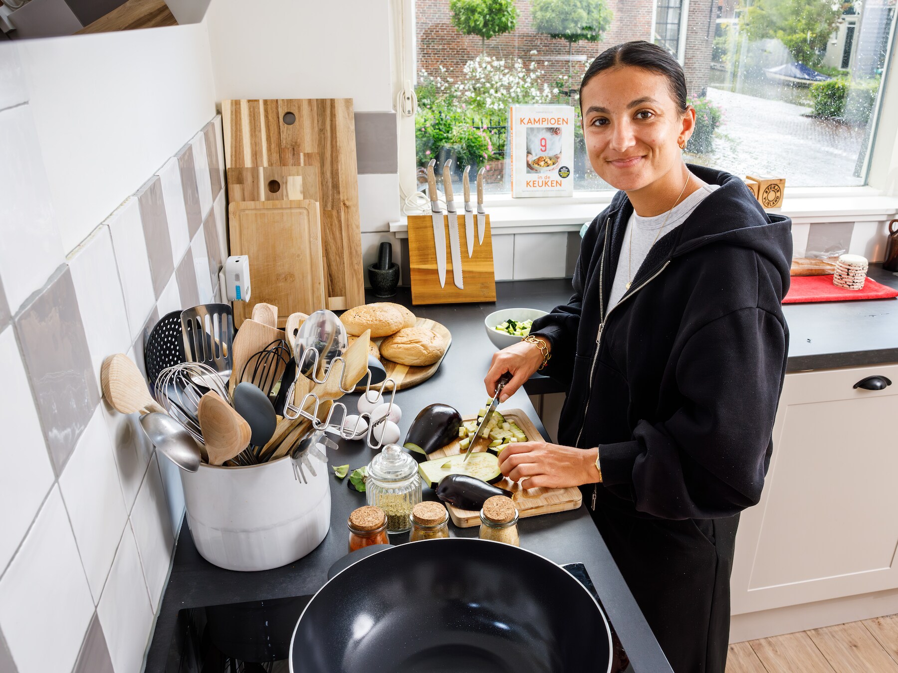 'Absurde' taferelen bij wapenzaak pal over Twentse grens, na dood van Lisa | Losser | AD.nl