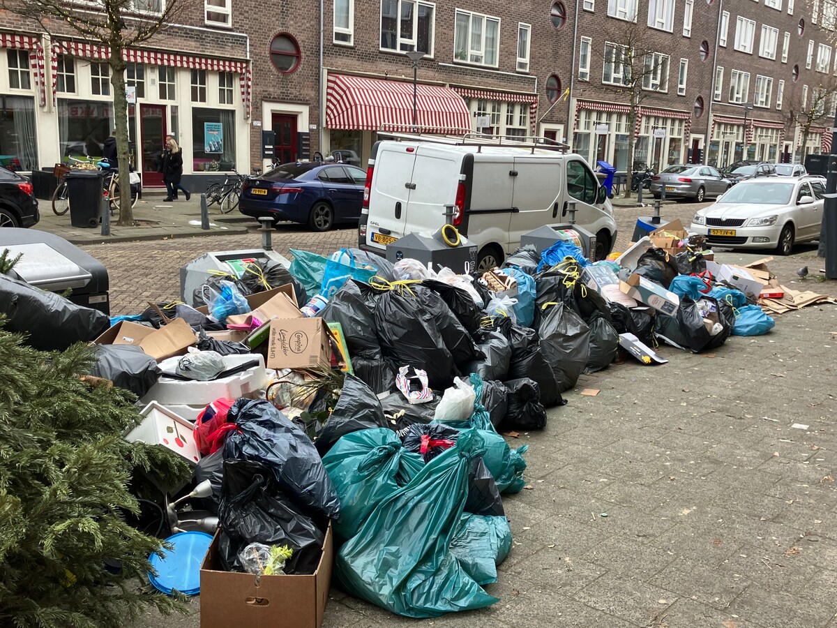 Straten liggen vol afval in Rotterdam, gemeente vraagt om geduld ...