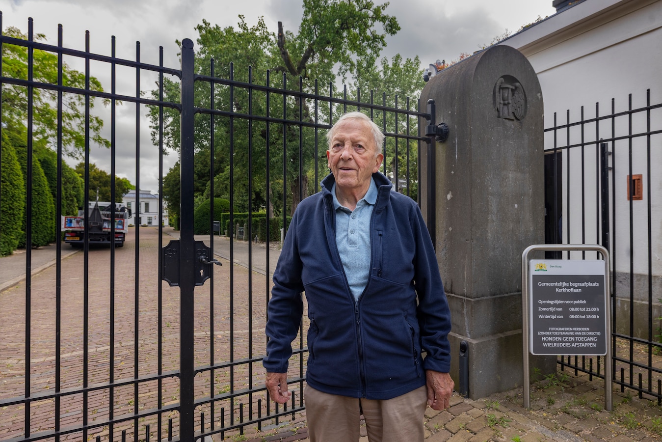 Johan (86) verzorgt elke dag graf van zijn vrouw, maar hoort dat er ...