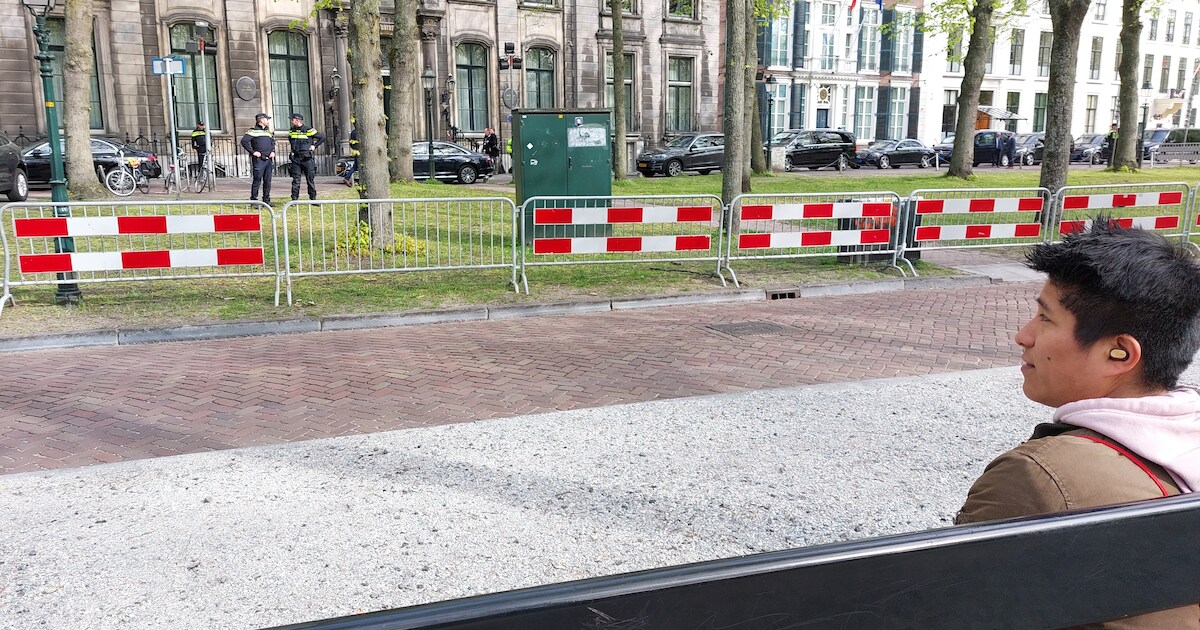 In zijn eentje wacht student Rob op president Zelensky: ‘Ik bewonder ...