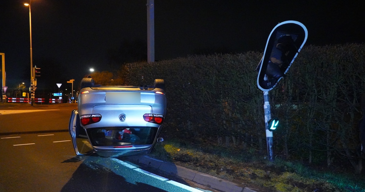 Auto slaat over de kop na botsing met verkeerslicht in Bergschenhoek ...