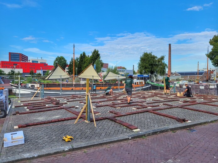 Eerste bakstenen voor kunstwerk van architect Floris Alkemade op de ...