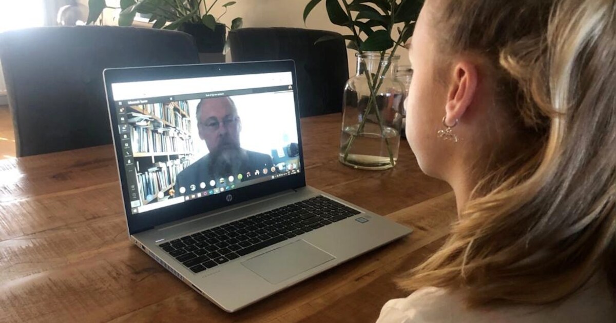Wethouder Huibert Steen woont online lessen bij van Hoeksche ...