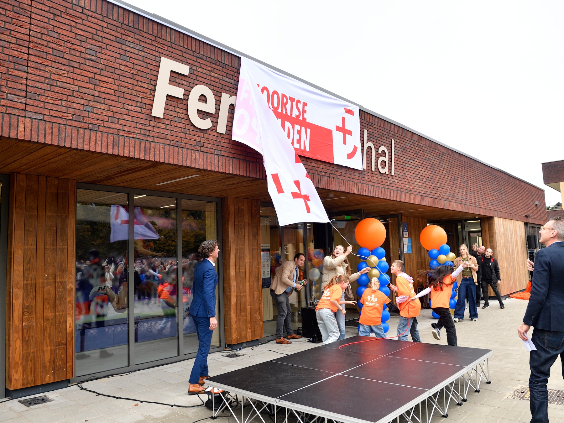 Femke Bol loodst olympisch kampioen Nederland naar WK-zilver op 4x400 ...